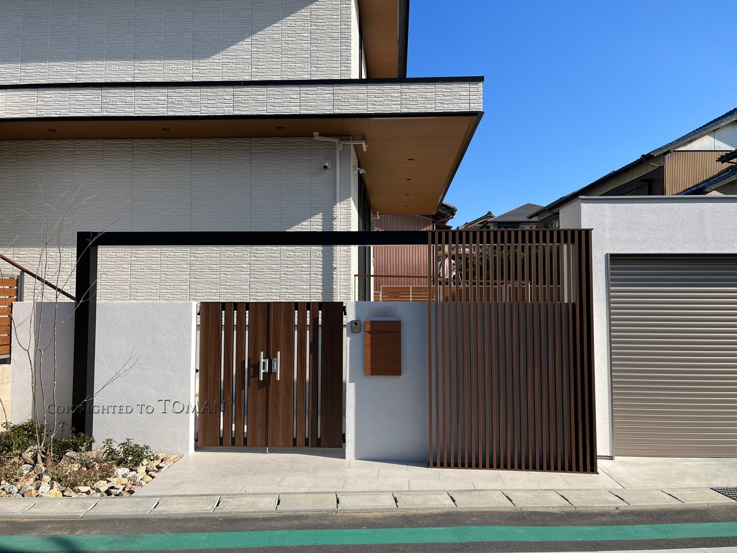 三重県津市 B様邸 リクシル LIXIL 「Gスクリーン」「開き門扉AA」「ワイドシャッターS」門袖 アプローチ アーチ 防犯 新築外構 | エクステリア.comプラス - カーポート ...