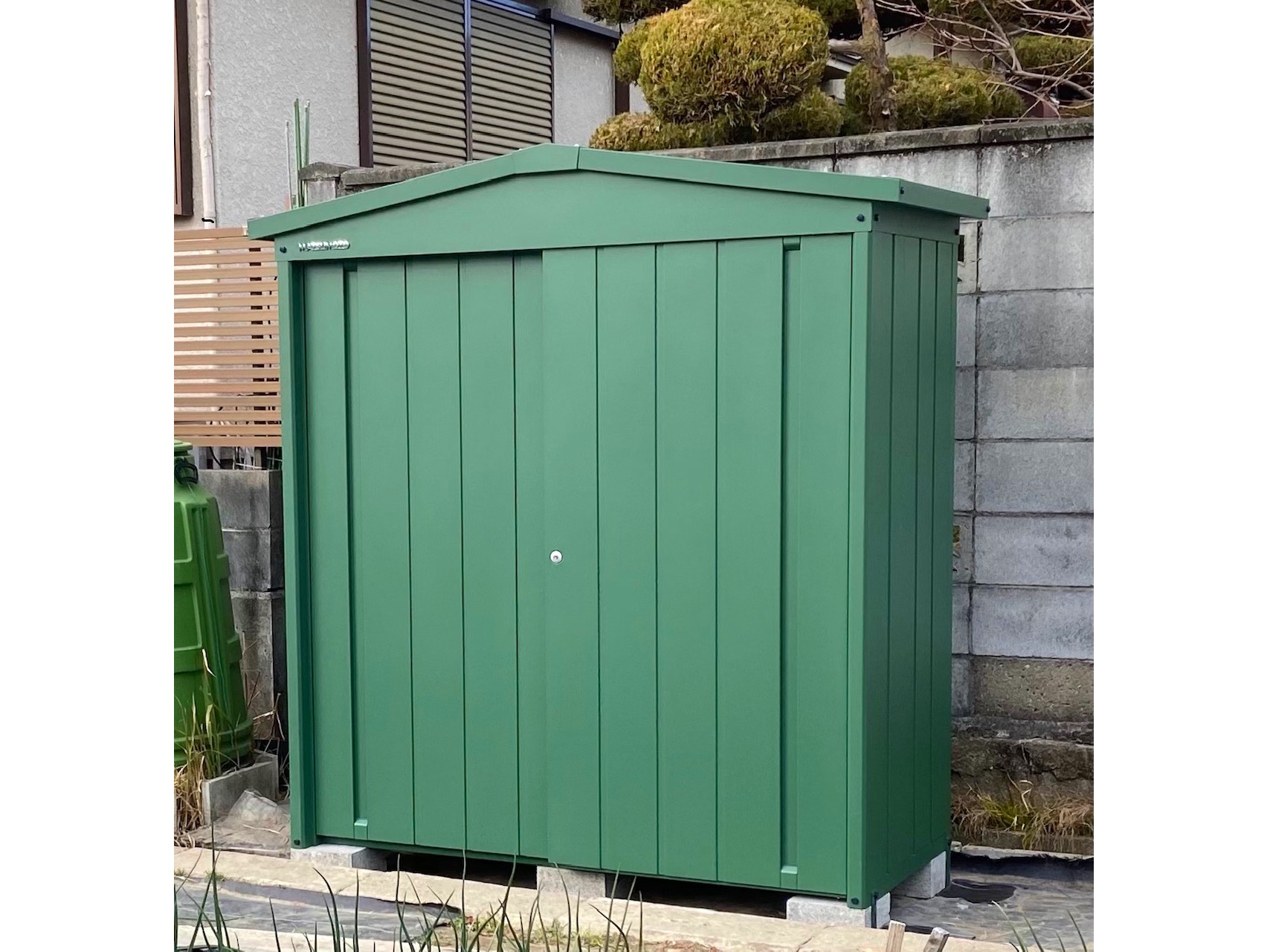大阪府茨木市 K様邸 マツモト物置 NT-157DN 限定色 リミテッドグリーン おしゃれ 外構 豊中市 吹田市 高槻市 箕面市 | エクステリア.comプラス - カーポート/フェンス/物置 ...